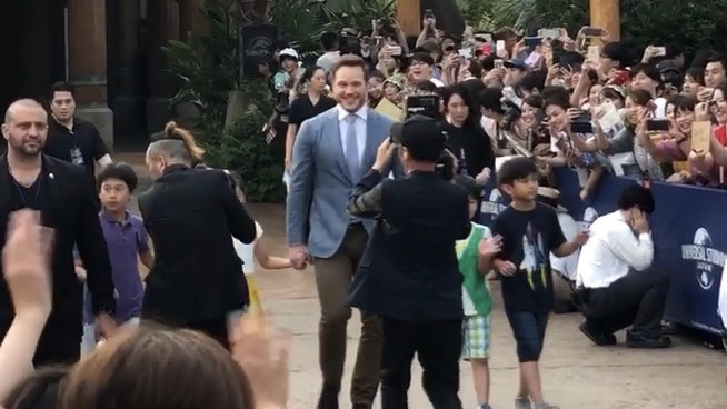 『ジュラシック・ワールド／炎の王国』公開記念でUSJにキャスト・監督ら4名が登場！！ナイトパレードにも出演 | Pascast[パスキャスト]